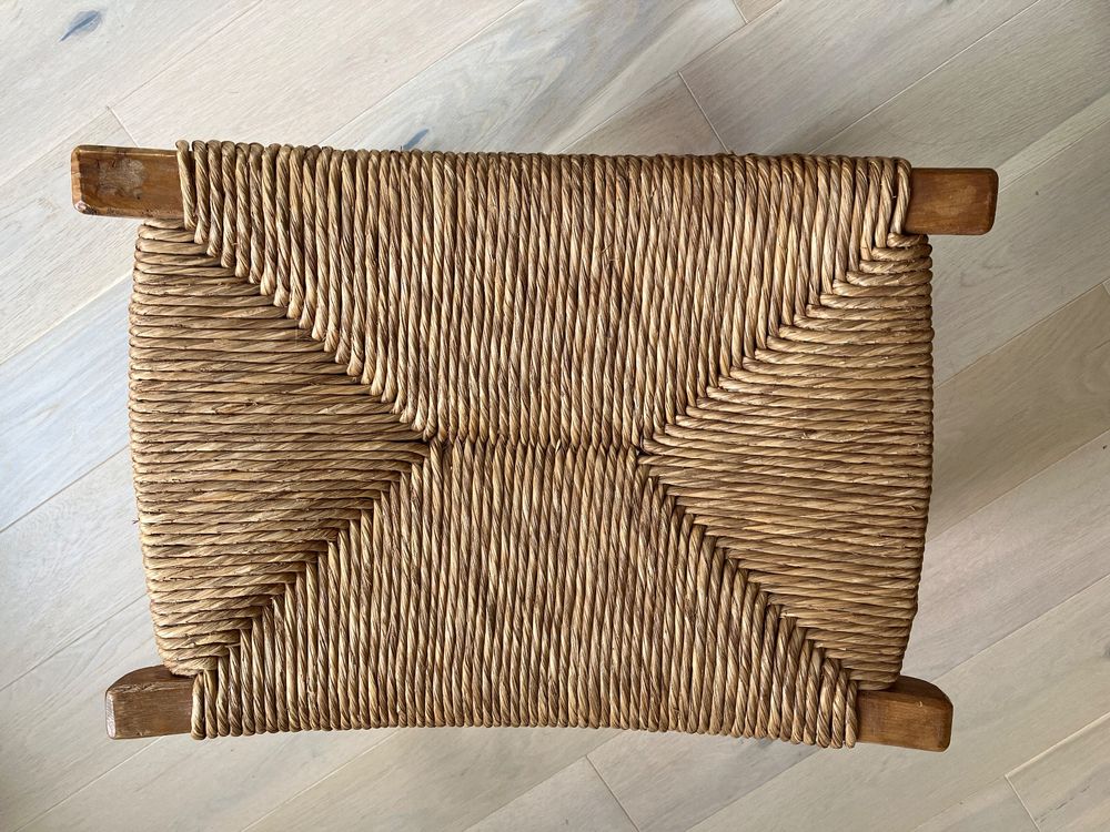 Kleiner Schemel mit Stroh Sitz (Gebraucht) in Horn für CHF 10 – nur ...