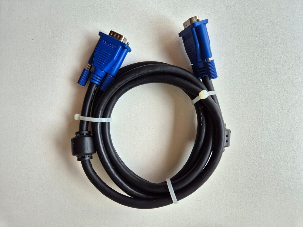 Câble écran ordinateur VGA to VGA - 2 mètres (Gebraucht) in für CHF 1 ...