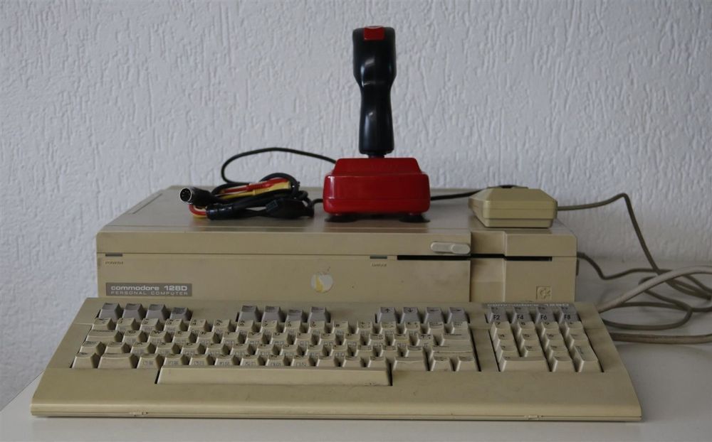 Commodore 128 D metall (Antik) in Romanshorn für CHF 444 – mit ...