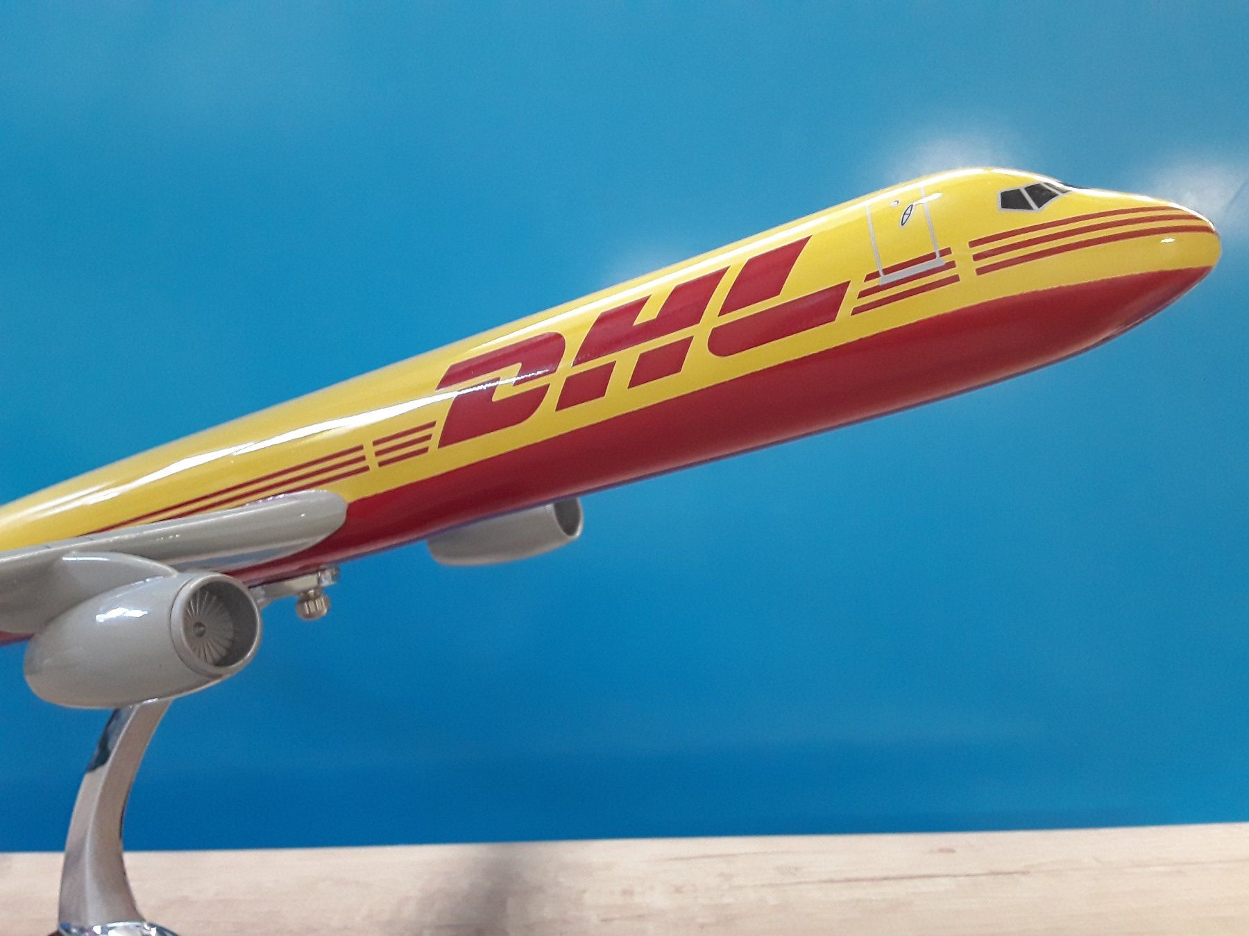Boeing B757 _ DHL Cargo __ Modellflugzeug auf Ständer 1:100 (Gebraucht ...