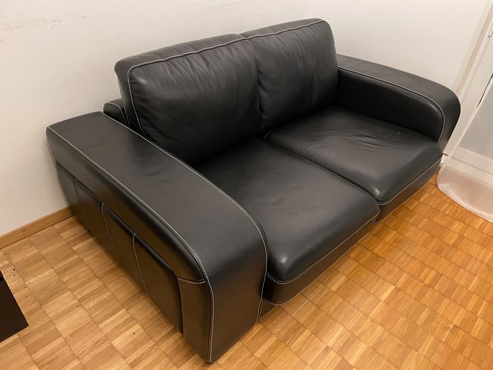 Sehr bequemes schwarzes Ledersofa 2er mit weissen Nähten (Gebraucht) in Zürich für CHF 1 – nur ...