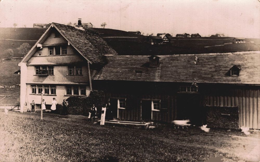 Bauernhaus mit Scheune, Familienfoto (Gebraucht) in Bronschhofen für CHF 12 – mit Lieferung auf ...