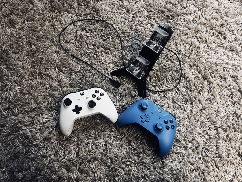 2x XBOX Controller + Stand (Gebraucht) in Oberägeri für CHF 65 – mit ...