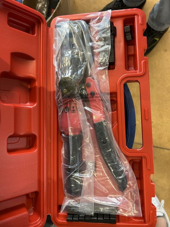 NEU!! Hydraulische Press-/Crimpzange (Neu und originalverpackt) in Eschenbach SG für CHF 69 ...