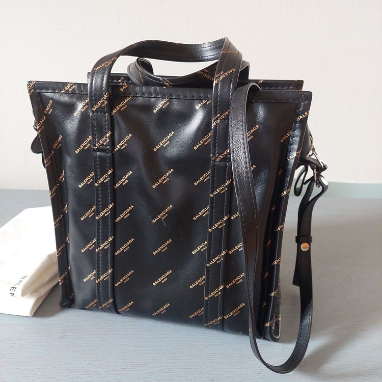 Balenciaga Logo-Tasche m/Staubbeutel und Kärtchen, neuwertig | Kaufen ...