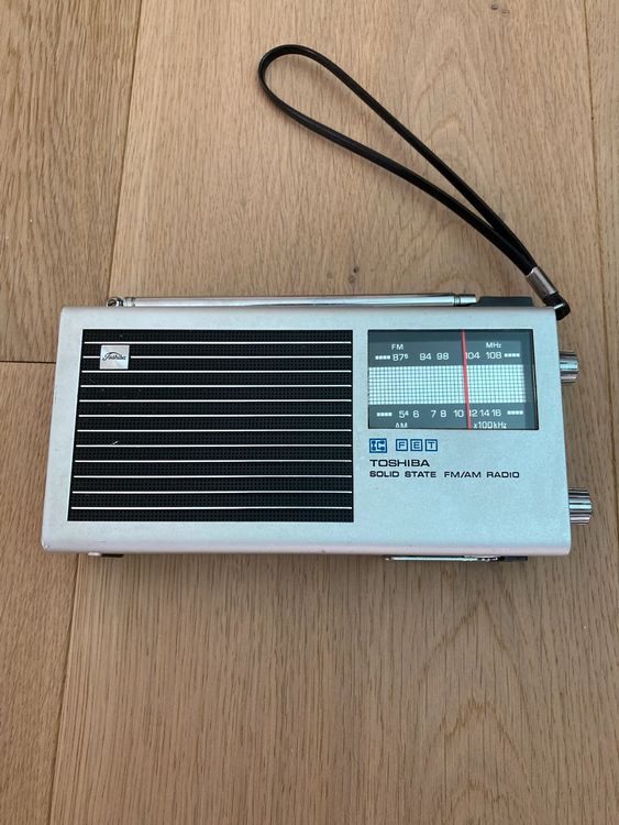 Seltenes Toshiba Solid State AM FM tragbares Transistorradio (Gebraucht) in Birmenstorf AG für ...