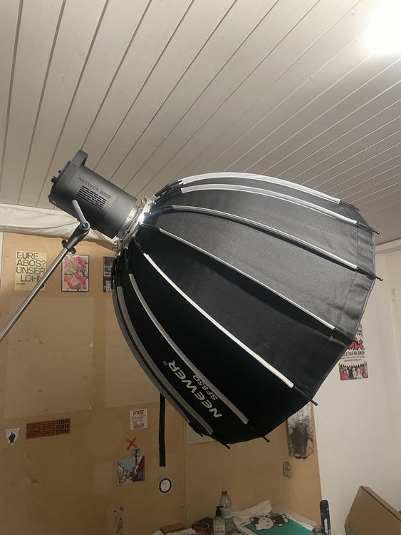 Neewer CB100C RGB LED Light + Parabolic Softbox SF85Q (Neu (gemäss ...