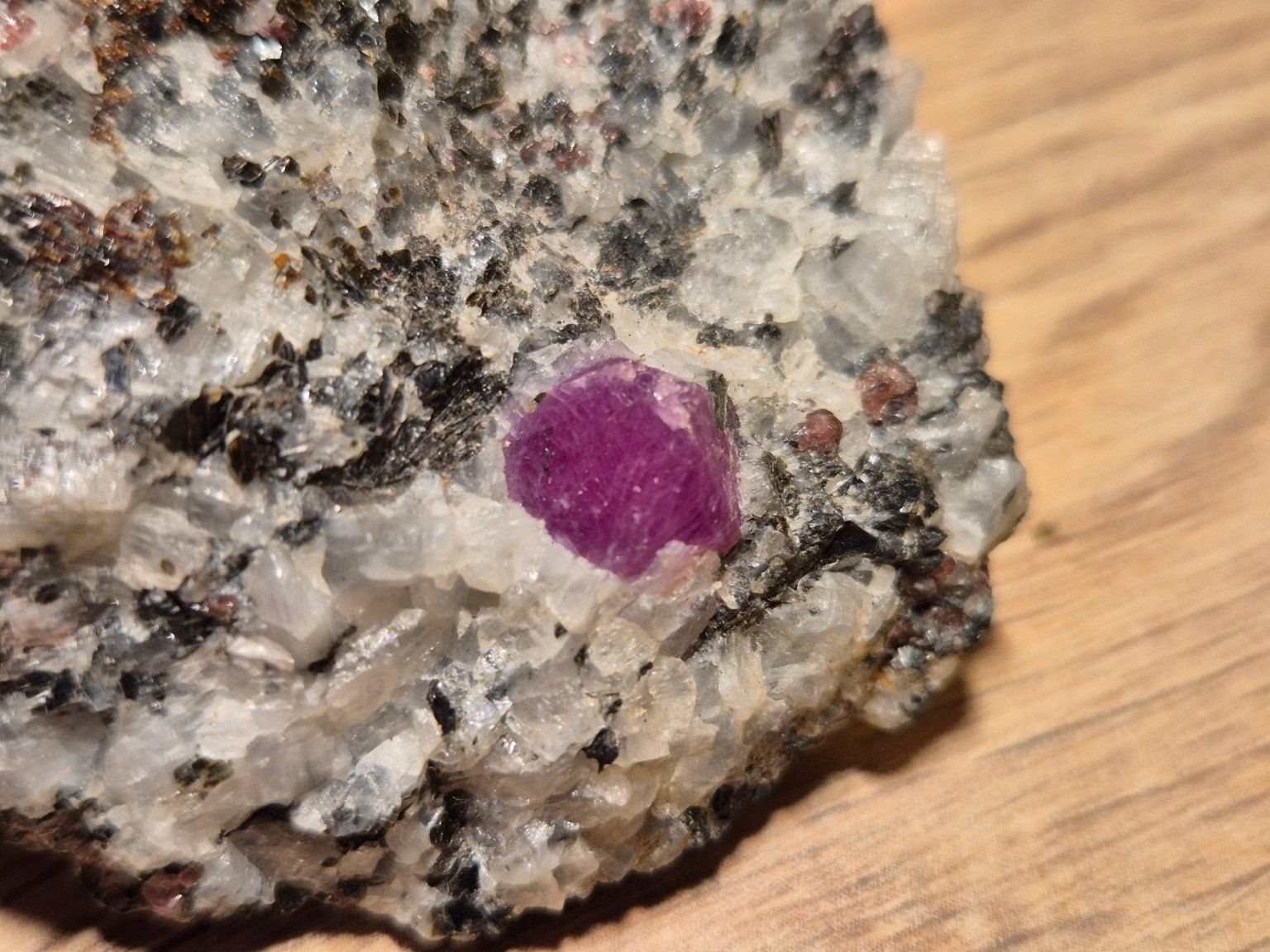 Rubis (corindon) sur matrice – spécimen naturel (D'occasion) à Sugnens ...