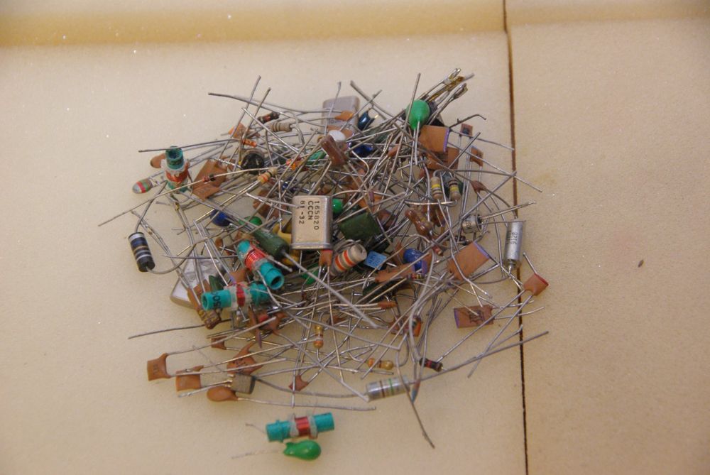 Elektronikteile / Kondensatoren / usw. (Gebraucht) in Herisau für CHF 1 ...