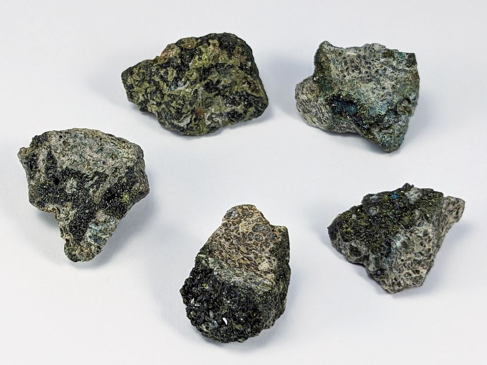 Epidot in Matrix roh 23 bis 26mm 5Stk. 36 Gramm (Neu und originalverpackt) in Meilen für CHF 5 ...