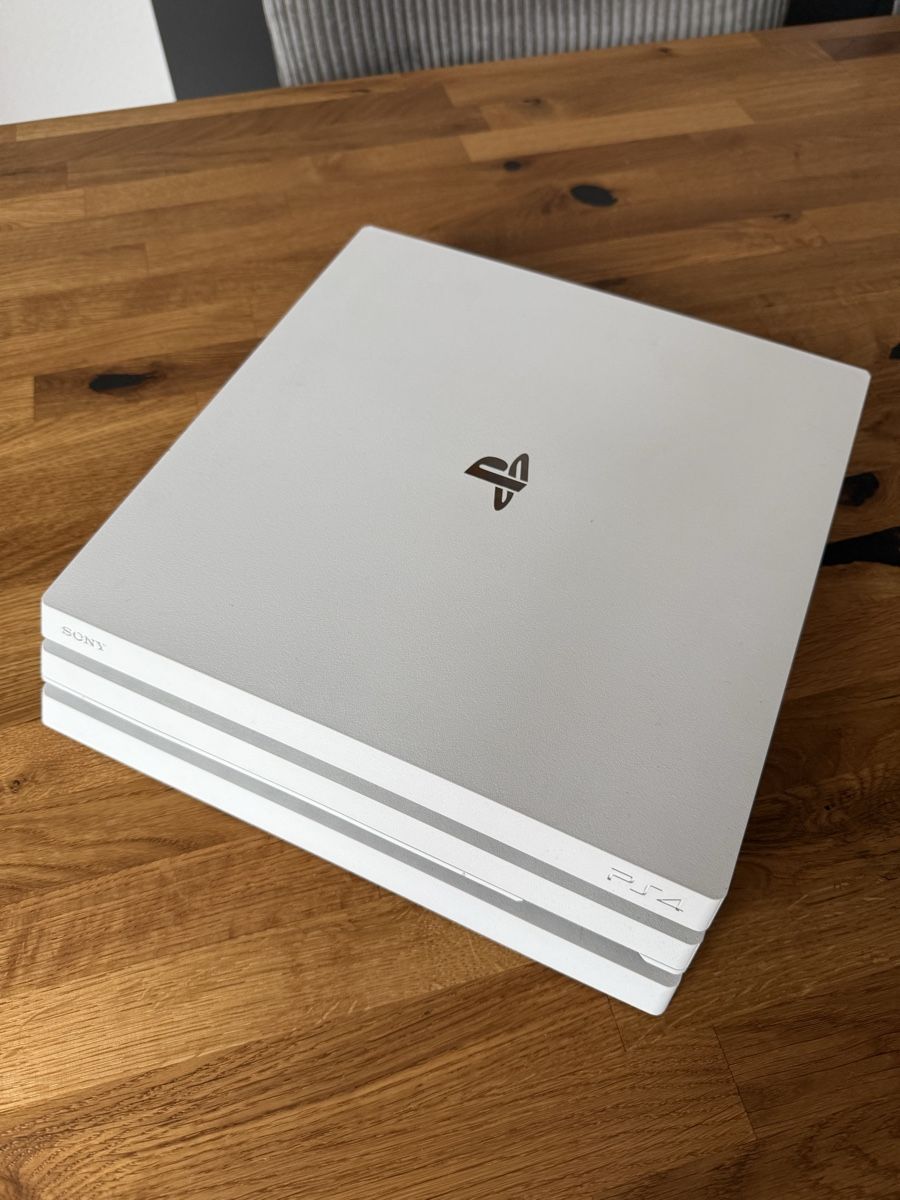 Sony PlayStation PS4 PRO inkl. 2 🎮 / Top Zustand (Gebraucht) in ...