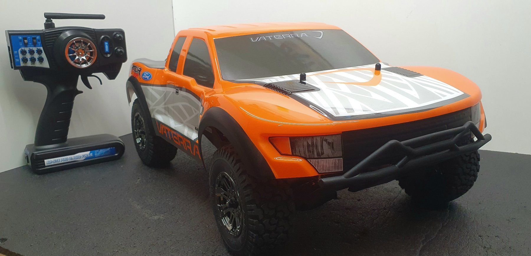 Vaterra 1/10 Ford Raptor Pre Runner 4WD (Neu (gemäss Beschreibung)) in ...