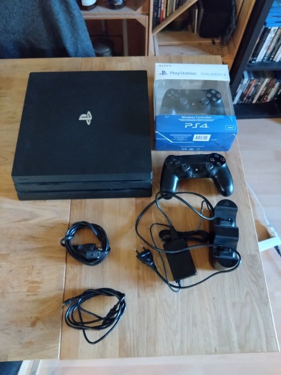 PS 4 Pro inkl. 2 Controller und Docking Station | Kaufen auf Ricardo