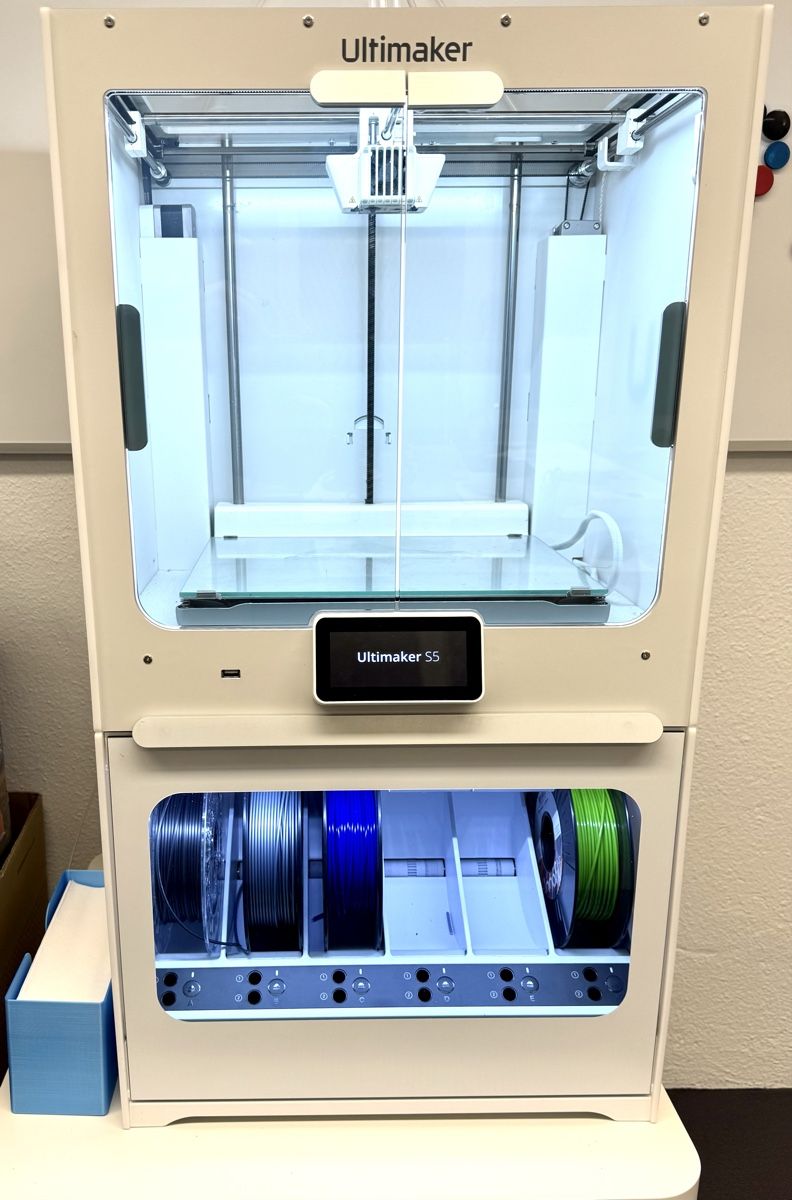 Ultimaker S5 3D-Drucker mit Material Station und 84 Rollen (Gebraucht) in Egnach für CHF 1315 ...