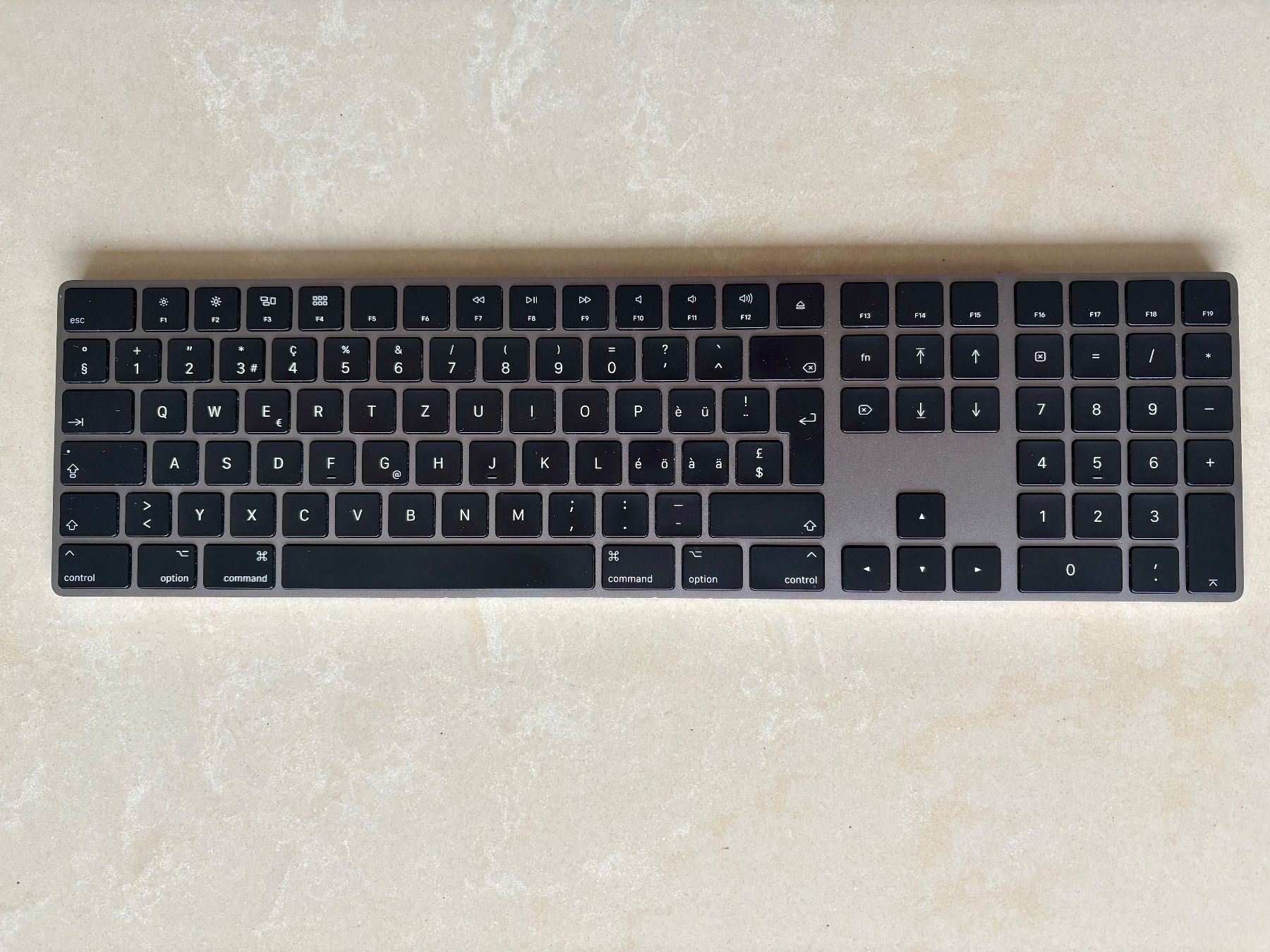Apple Magic Keyboard mit Zifferblock - Space Grey (Gebraucht) in Sutz ...