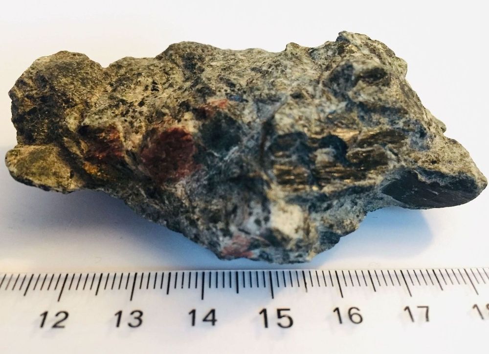 Almadin und Hornblende, mit intensiven Farben, 95g, CH,TI (Gebraucht ...