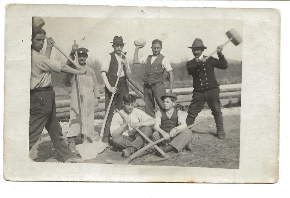 Handwerker im Strassenbau mit Werkzeugen - echte Foto-AK | Kaufen auf ...