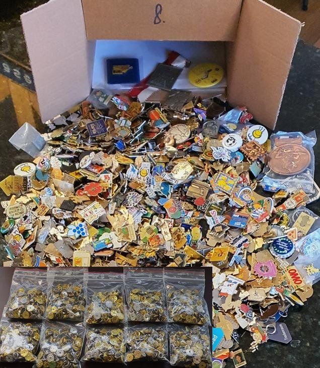 5 Kg. Pin Pins Abzeichen gemischt & ca. 1'000> Verschlüsse 8 (D ...