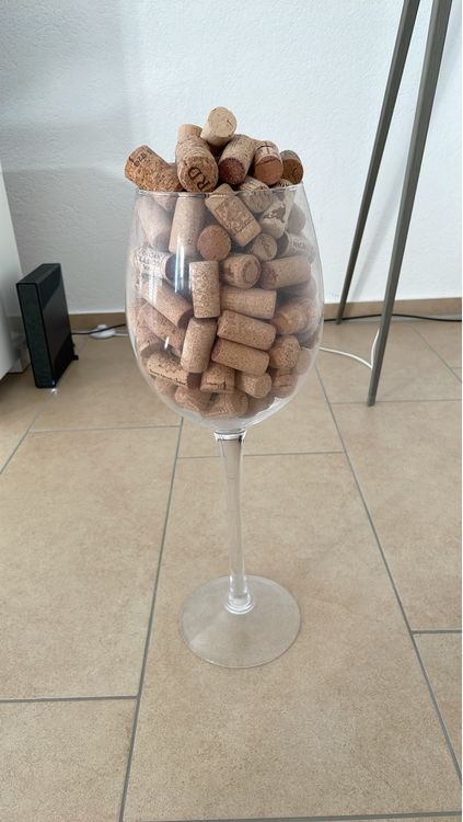 Weinkorken Sammlung Deko Basteln + grosser Weinglass (Gebraucht) in ...
