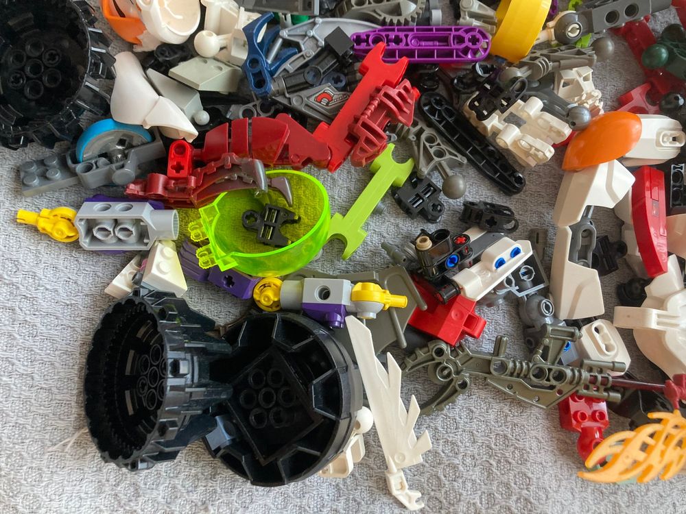 1 Kg verschiedene grosse und kleine Lego Bionicel Teile (Gebraucht) in Volketswil für CHF 3 ...