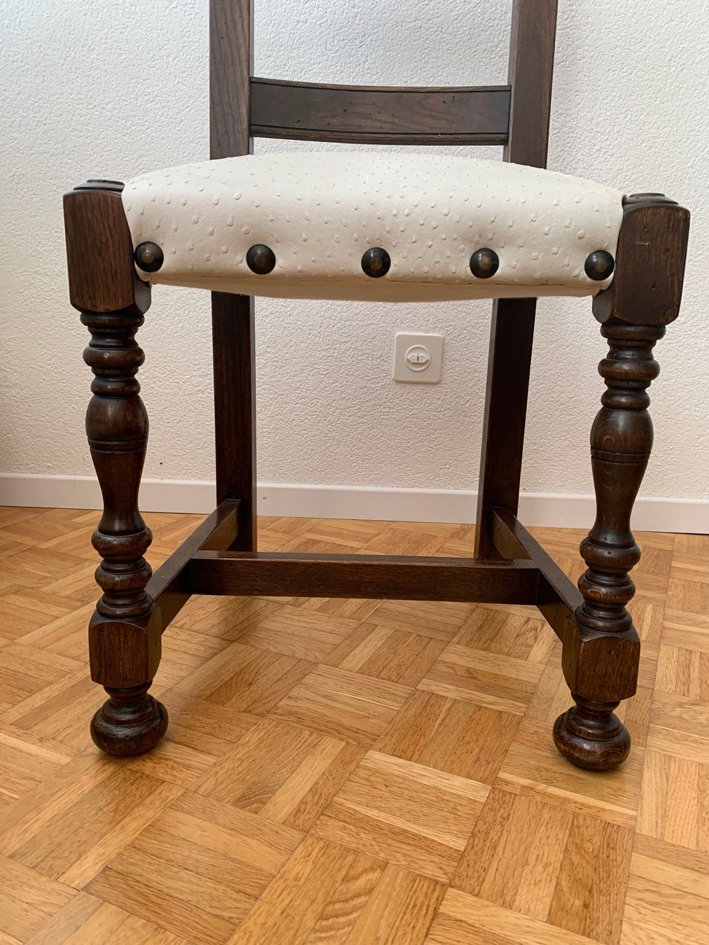 6 Chaise en bois massif en cuir Autruche + la table IKEA (D'occasion) à ...