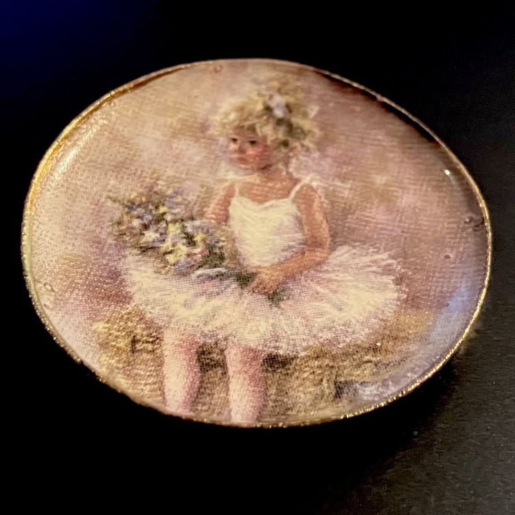 Wandteller (Ballerina sitzend) für Puppenstuben. Porzellan. (Neu und originalverpackt) in ...