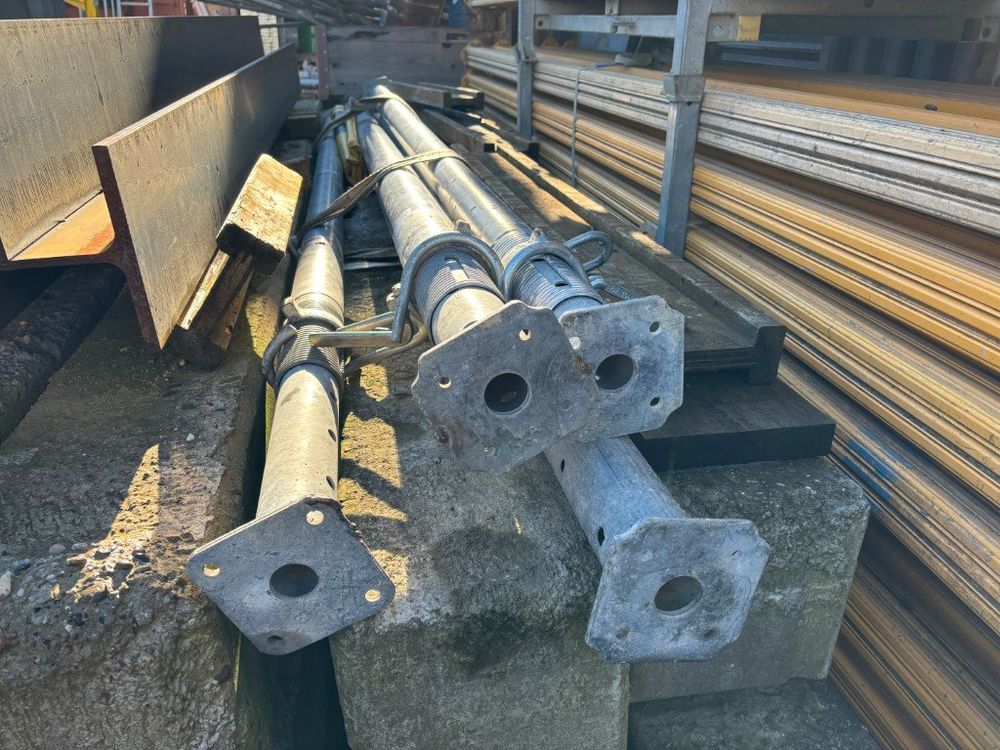 4 Doka Deckenstützen (Lot 1256) Standort 4153 Reinach (Gebraucht) in ...