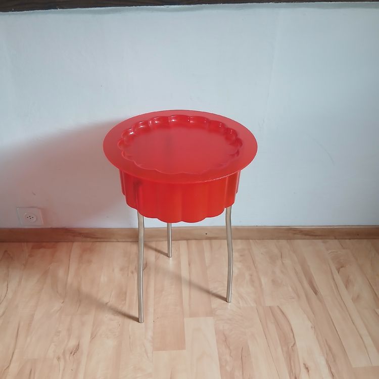 Retro Beistelltisch / Blumentisch rot mit Chromfüsse (Gebraucht) in Rapperswil SG für CHF 18 ...