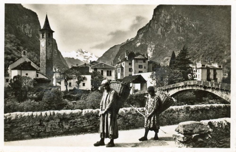 Bignasco TI und Frauen mit Rückenkorb um 1939 (Gebraucht) in Niedergesteln für CHF 5.6 – mit ...