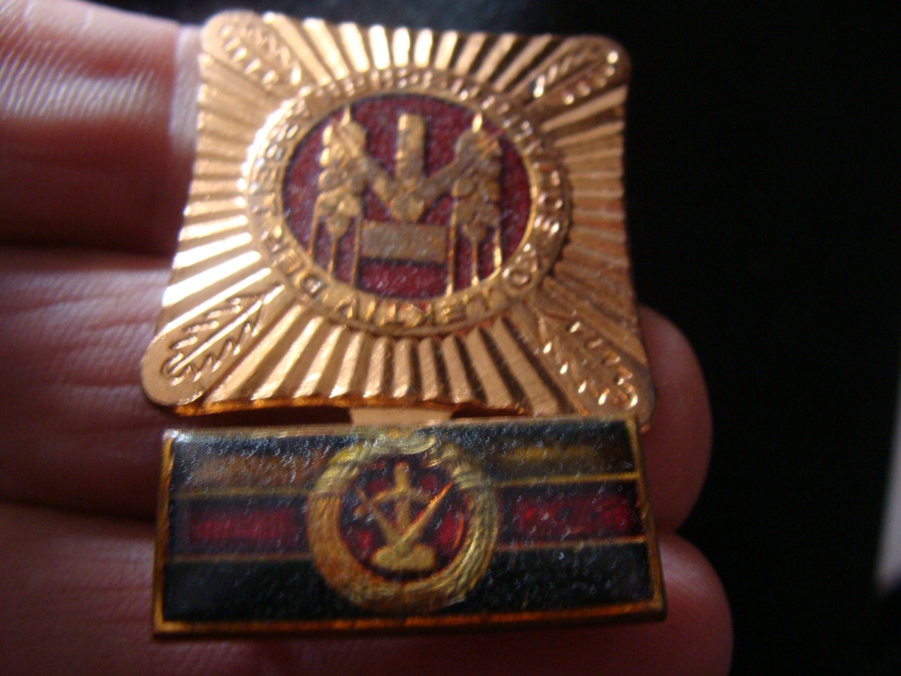 2 insignes militaires de la RDA (D'occasion) à Cuarny pour CHF 3 – avec ...