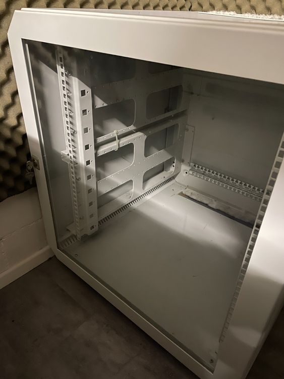 Server - Netzwerk Rack mit Tablar (Gebraucht) in Hermetschwil-Staff für ...