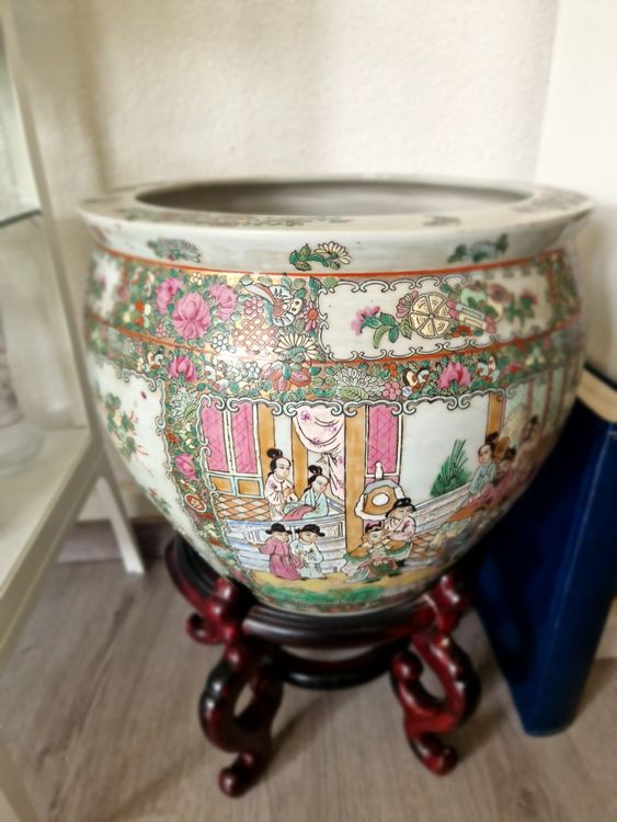Chinesische Porzellan Vase mit Ständer, signiert (Gebraucht) in Sion für CHF 400 – nur Abholung ...