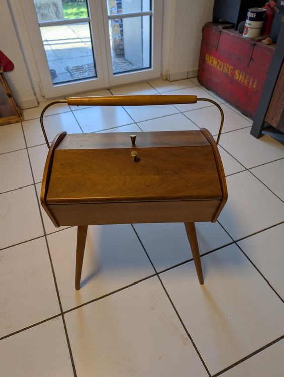 Vintage Nähkasten / Nähtisch mit Holzbeinen, 60er Jahre (Gebraucht) in ...