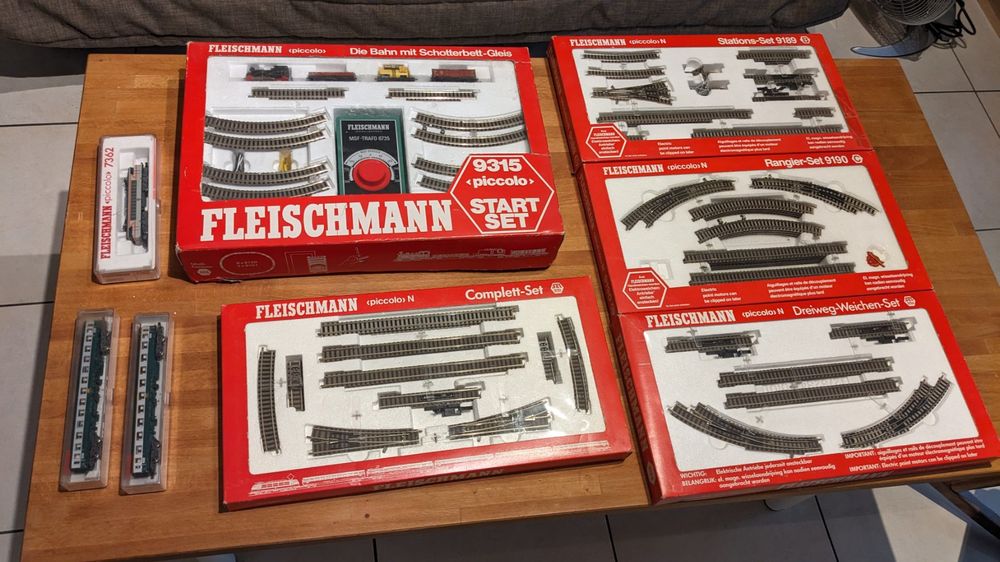 Fleischmann Picollo N : 5 Sets + 1 Lokomotive + 2 Bahnwagen (Gebraucht ...