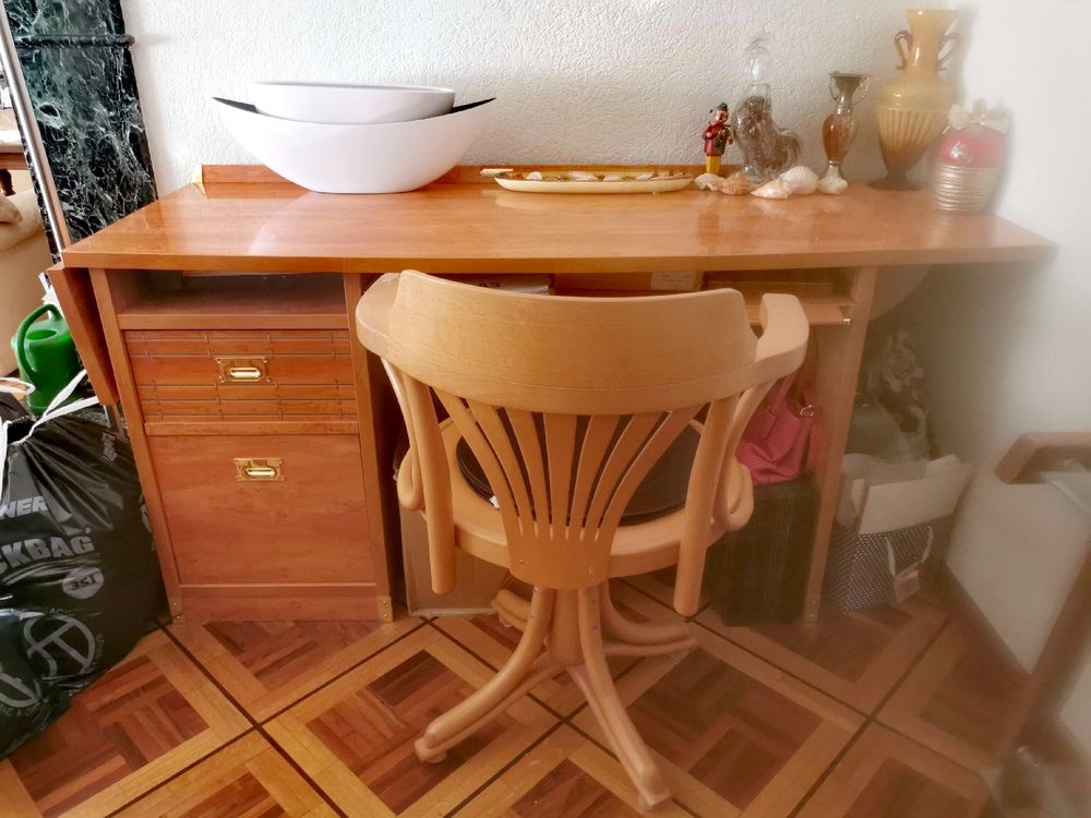 Joli petit bureau avec chaise (Gebraucht) in Erde für CHF 80 – nur ...