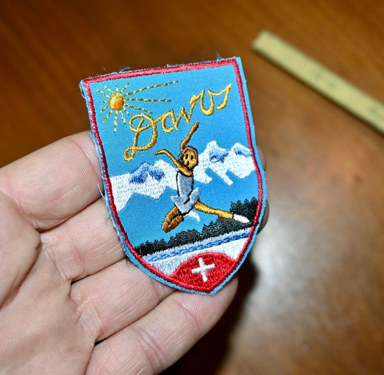VINTAGE Badge DAVOS nos ST GALLER STICKEREI eiskunstläuferin (Gebraucht ...
