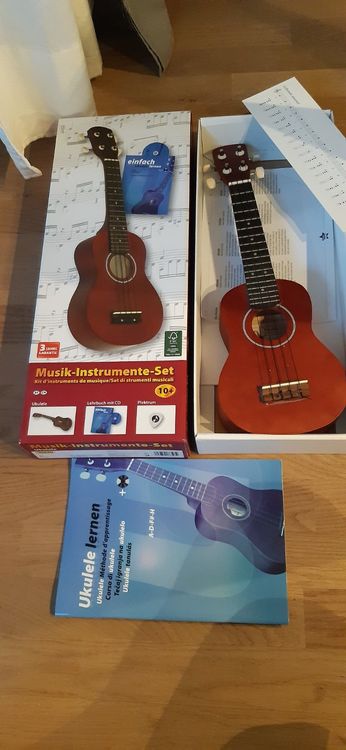 Ukulele Set mit Lehrbuch u. CD (Gebraucht) in Hochdorf für CHF 13 – mit ...