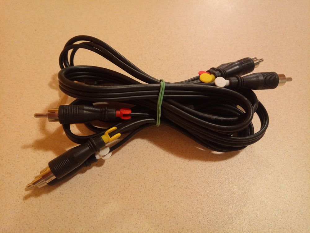Câble Cinch 3 pôles 2 m (Neu (gemäss Beschreibung)) in Villa (Evolène ...