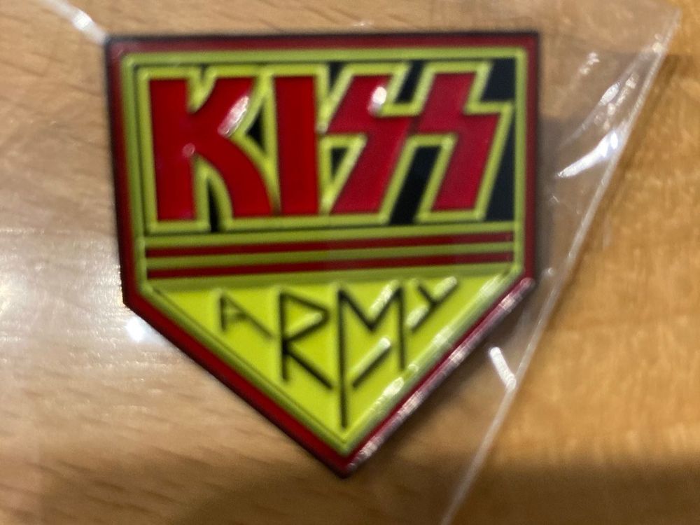 Kiss Pin Anstecker Punk Metal Rock Band (Neu (gemäss Beschreibung)) in ...