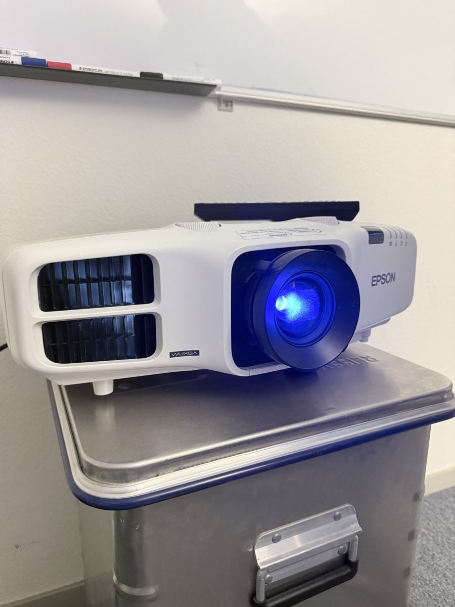 Beamer HDMI Epson EB-4950WU ab 1Fr! (Gebraucht) in Oberweningen für CHF ...