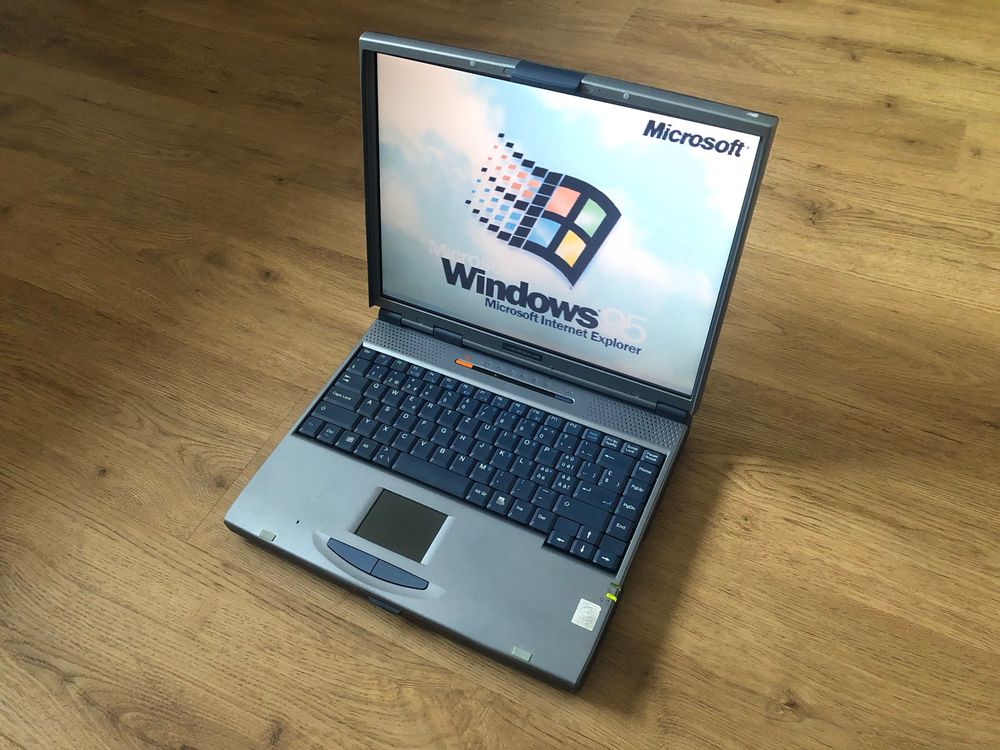Laptop Win95 mit CD und Floppy und Day of the Tentacle | Kaufen auf Ricardo