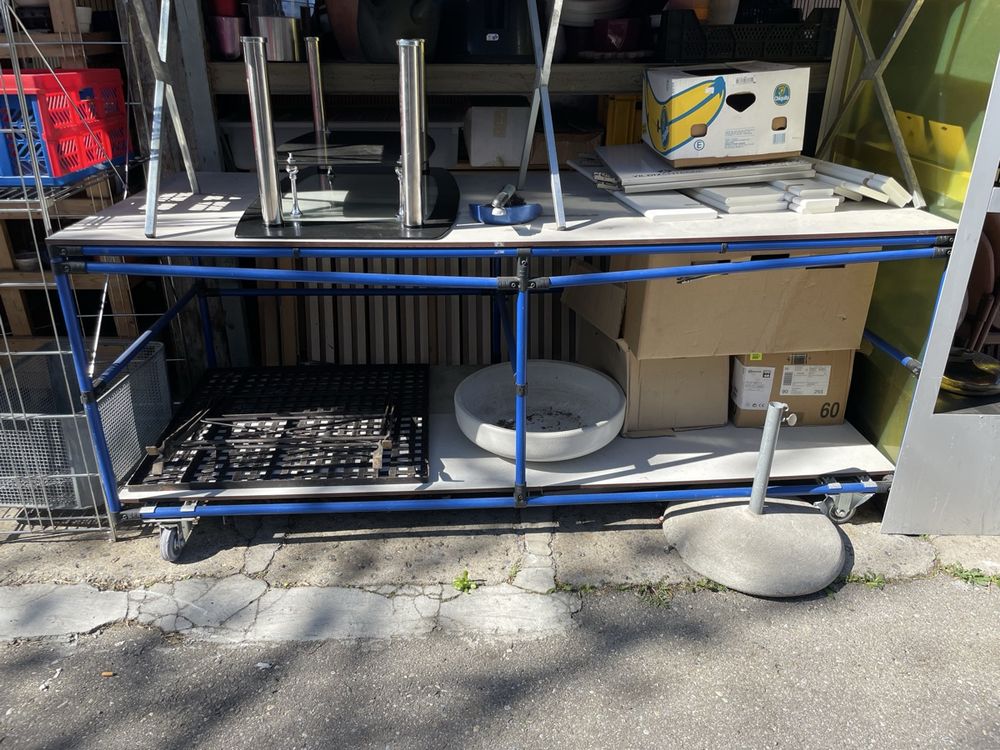 Robuster Werktisch mit Rollen und Ablageflächen (Gebraucht) in ...