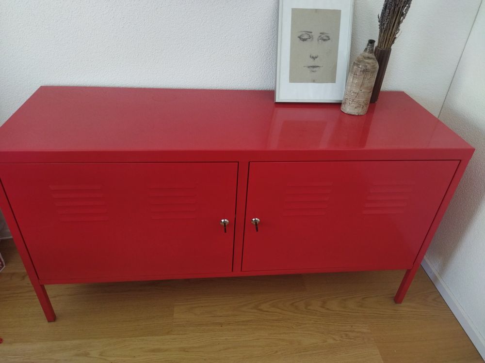 Red cabinet (Gebraucht) in Zurich für CHF 5 – nur Abholung auf Ricardo ...