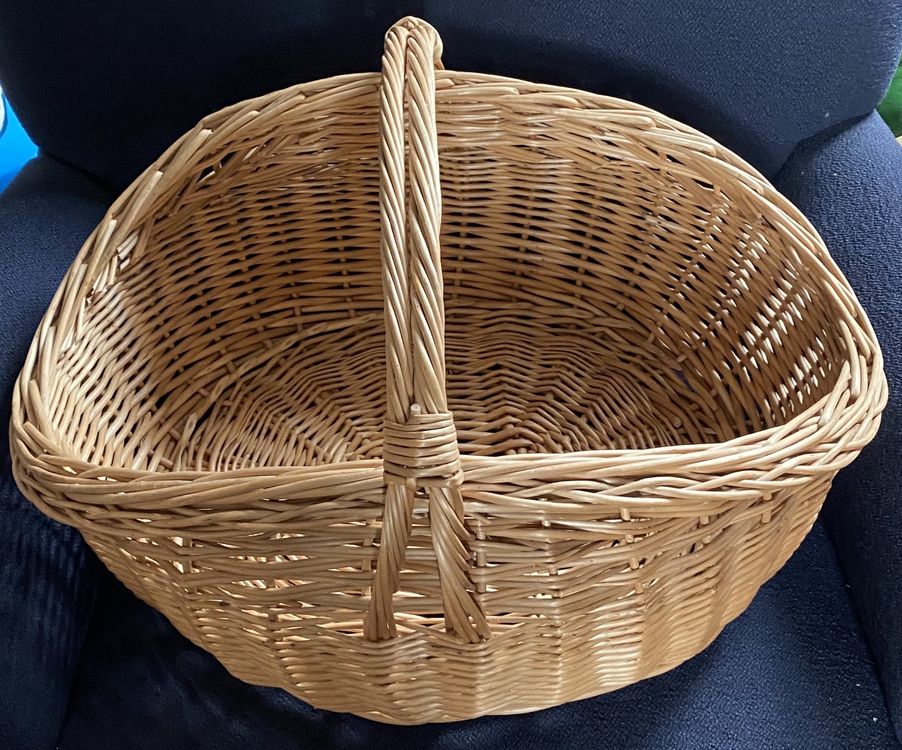 Weidenkorb mit Henkel: oval, handgeflochten (Gebraucht) in Basel für ...