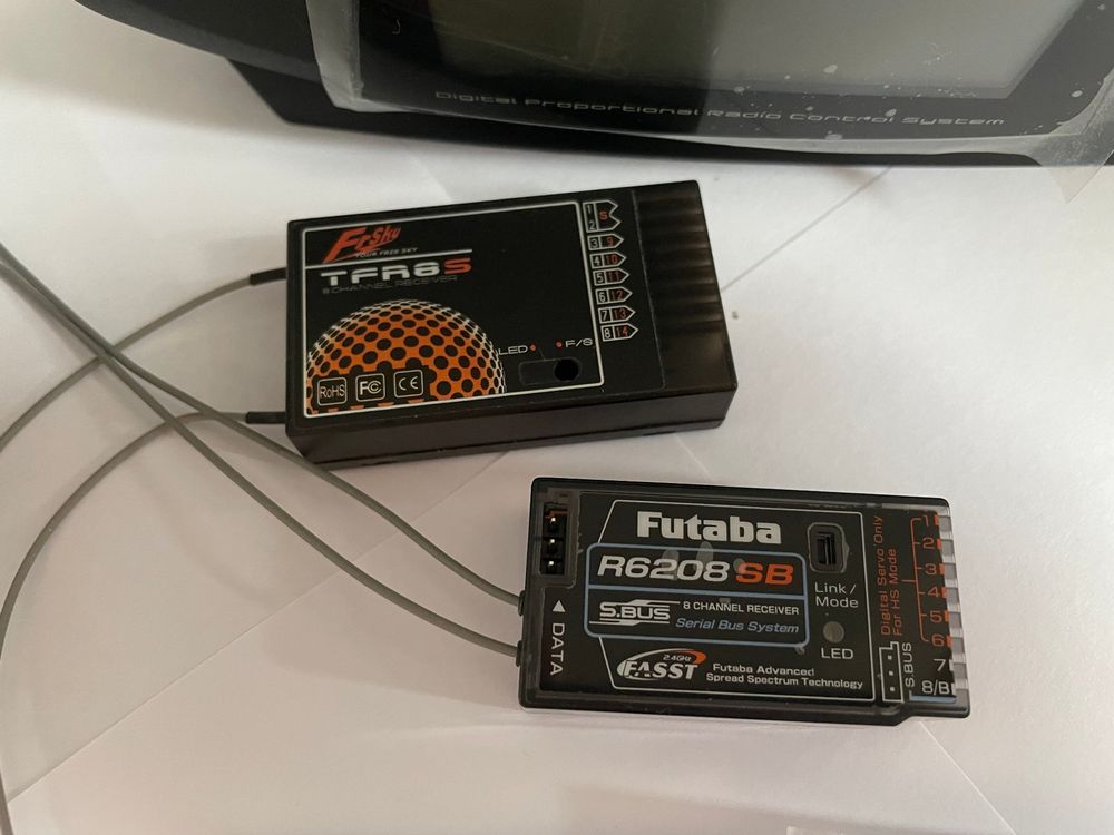 Futaba T8FG Super mit 2 Empfänger, 1 Regler & Senderpult (Neu (gemäss ...
