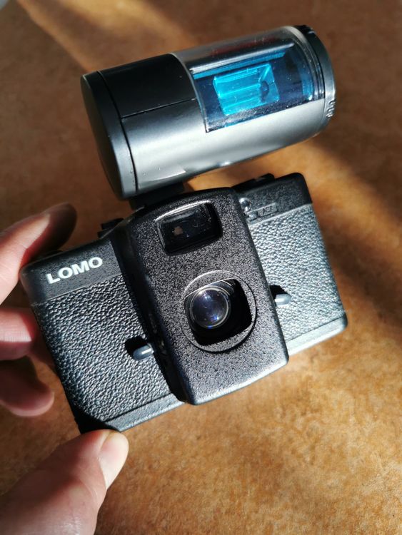 Lomo 35 mm Camera & Flash Kit with Custom Bag (Gebraucht) in Tremona ...