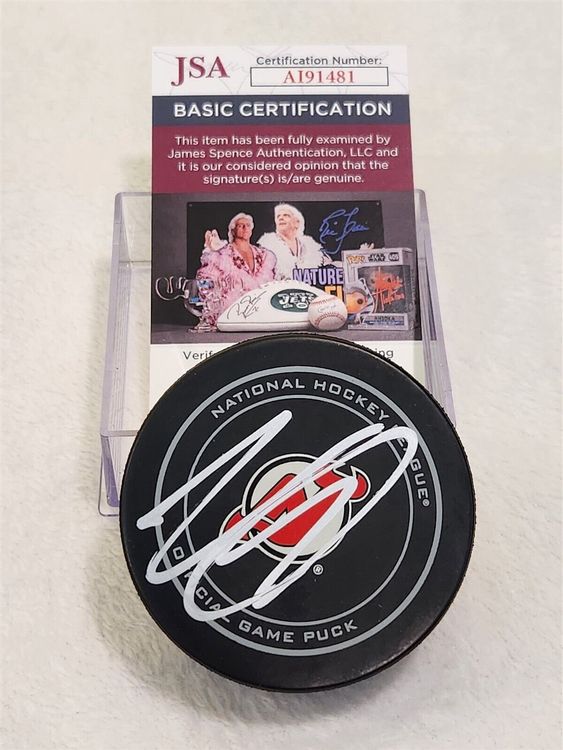 Nico Hischier signed NJ puck //puck signé par Nico Hischier! (Neuf ...