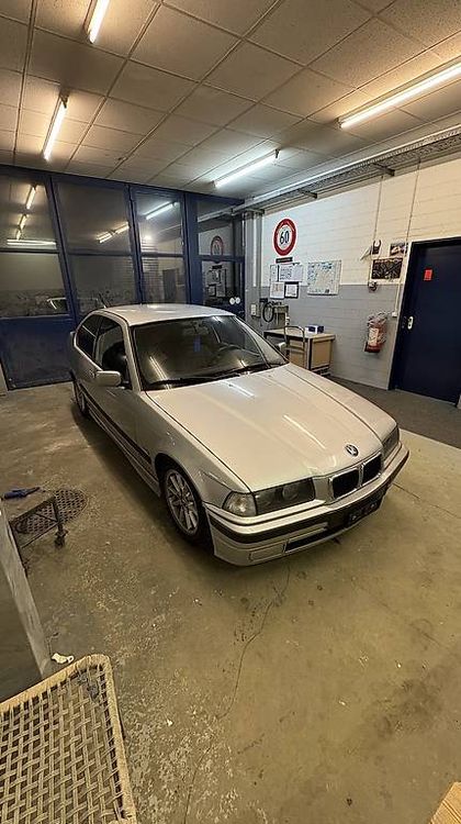 BMW 316i compact E36 (Gebraucht) in Hinwil für CHF 400 – nur Abholung auf Ricardo kaufen
