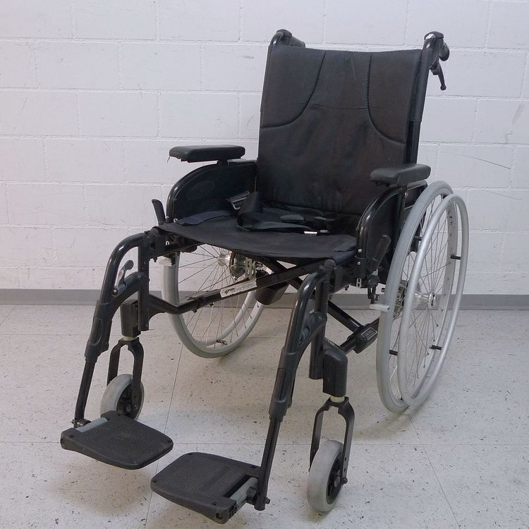 Rollstuhl Invacare, SB 45 cm, nur CHF189 | Kaufen auf Ricardo