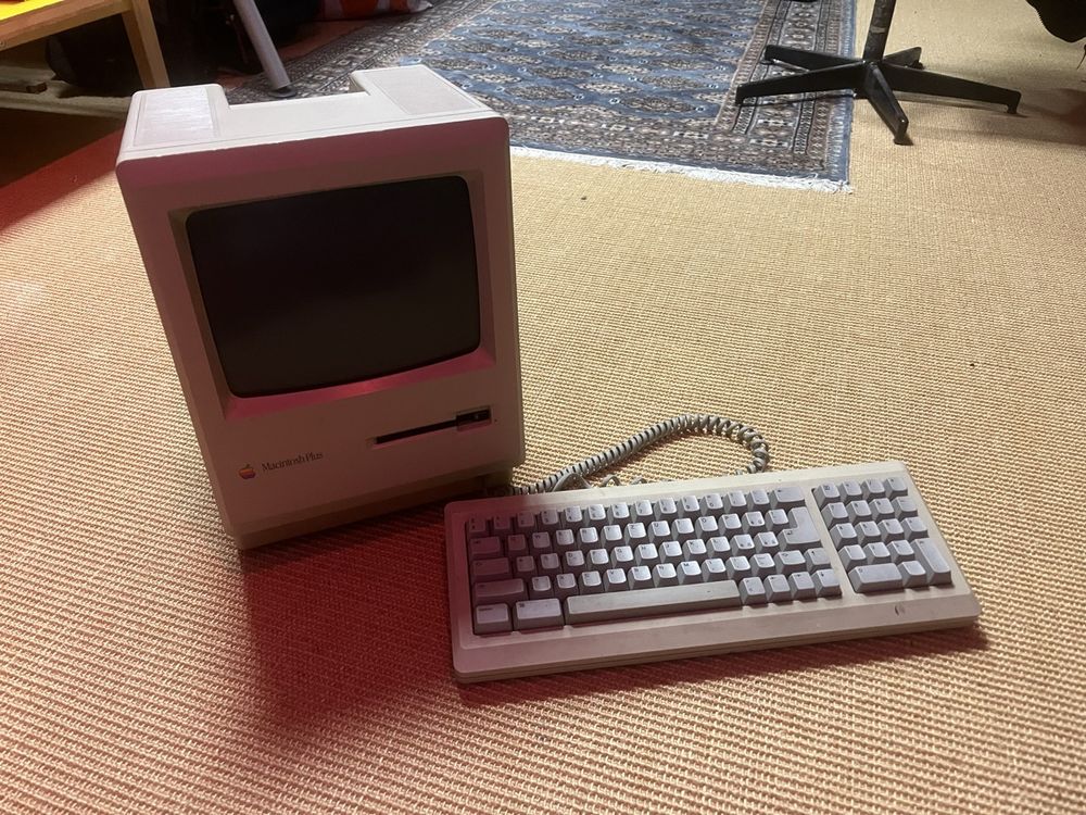 Vintage Apple Macintosh Plus 1Mb Computer (Defekt) in Zürich für CHF 61 – nur Abholung auf ...